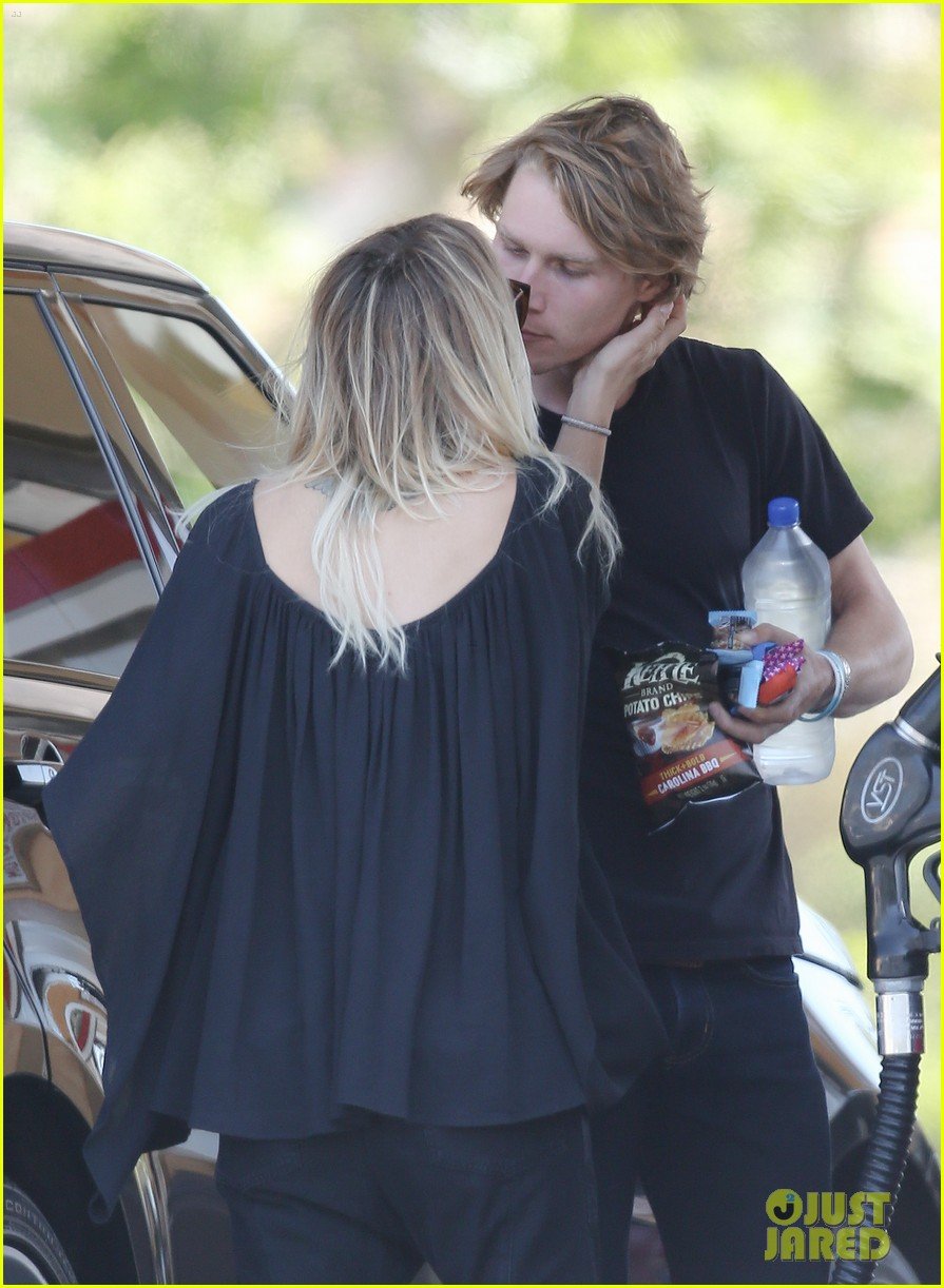 Kaley Cuoco & Rumored Boyfriend Karl Cook Steal a Quick Kiss!: Photo ...
