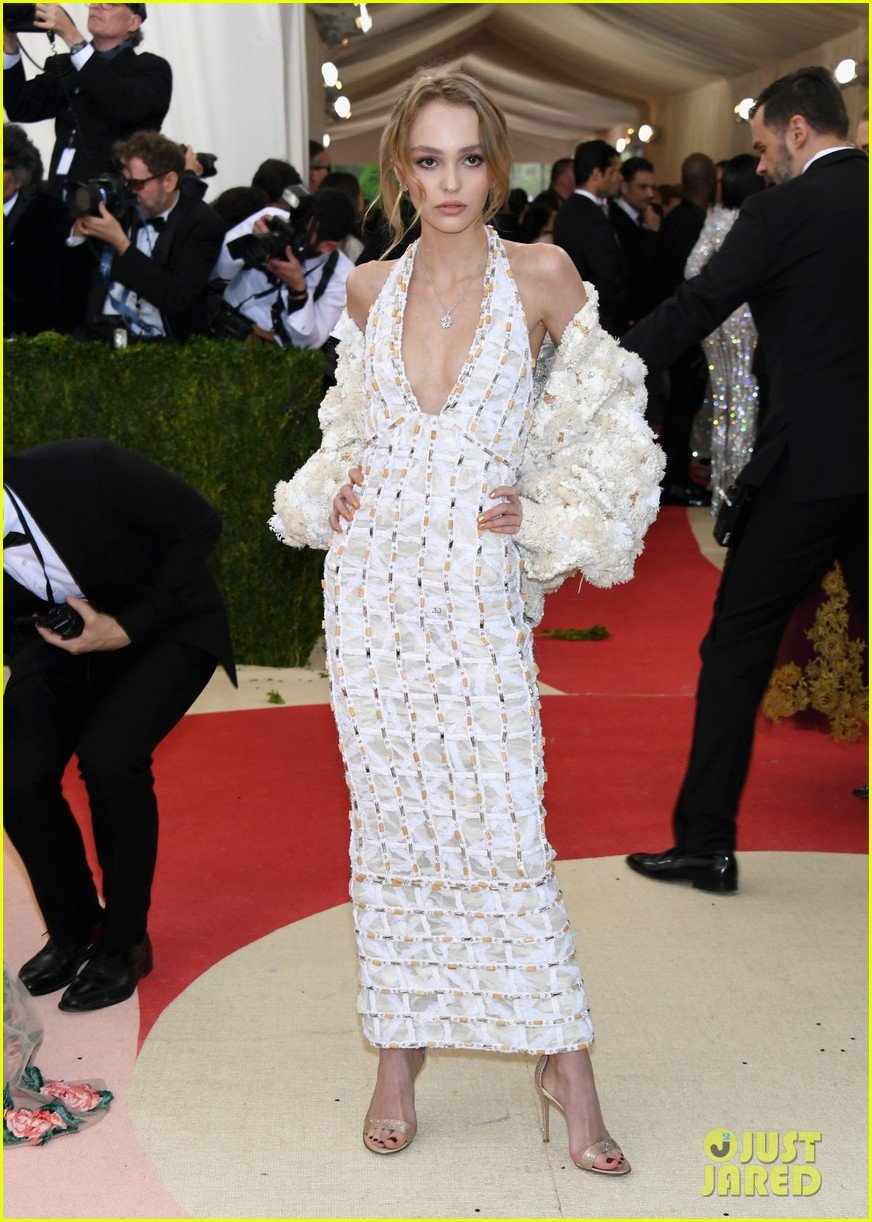 Lily-Rose Depp Makes Her Met Gala Red Carpet Debut!: Photo 3646110 ...