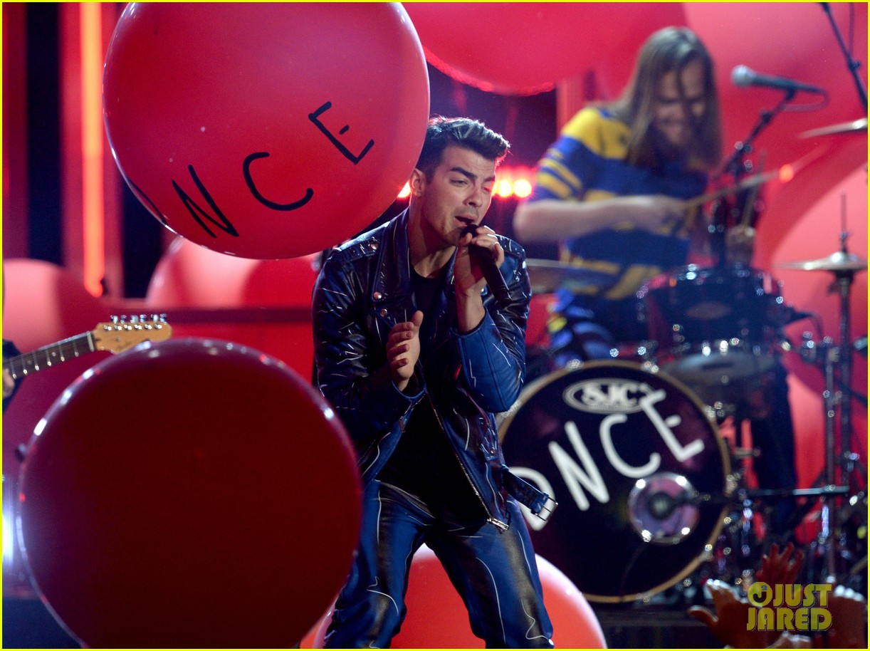 DNCE Parties It Up During Performance at Billboard Music Awards 2016 ...