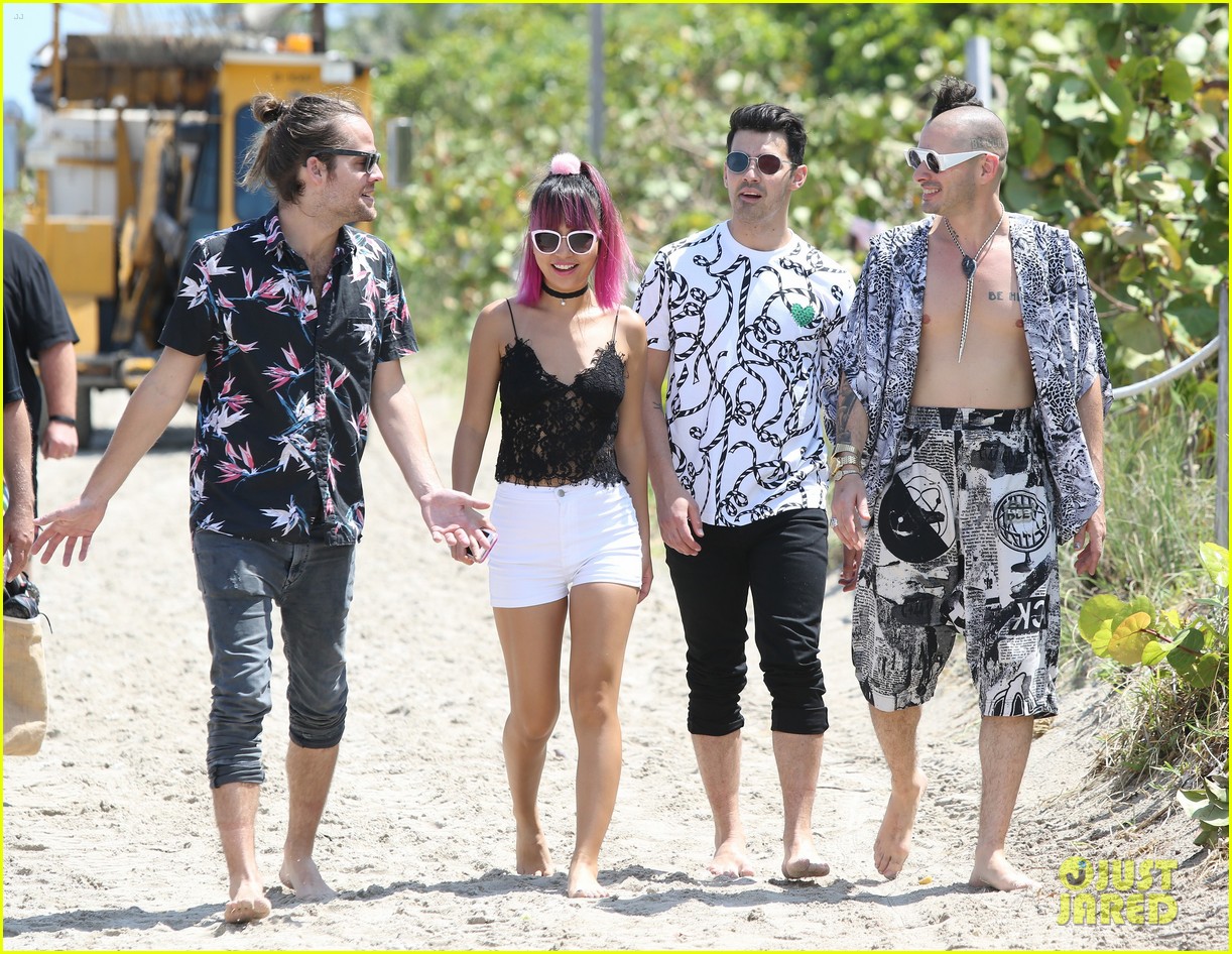 DNCE Hits Miami For Volleyball Tournament at iHeart Pool Party: Photo ...