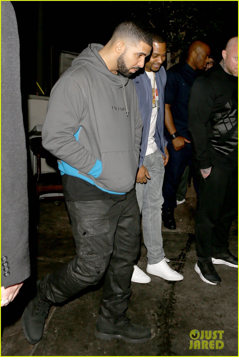 Drake Joins Rihanna on Stage for 'Work' - Watch Now!: Photo 3648603 ...