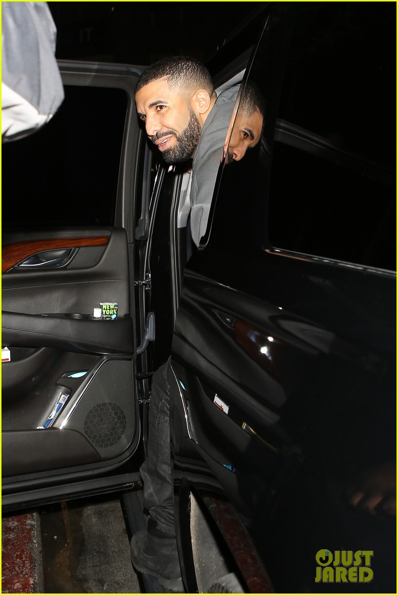 Drake Joins Rihanna on Stage for 'Work' - Watch Now!: Photo 3648606 ...