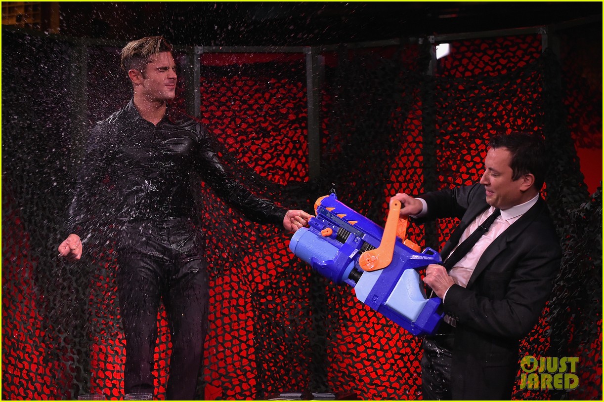 Zac Efron Has 'Water War' With Jimmy Fallon - Watch!: Photo 3660396 ...