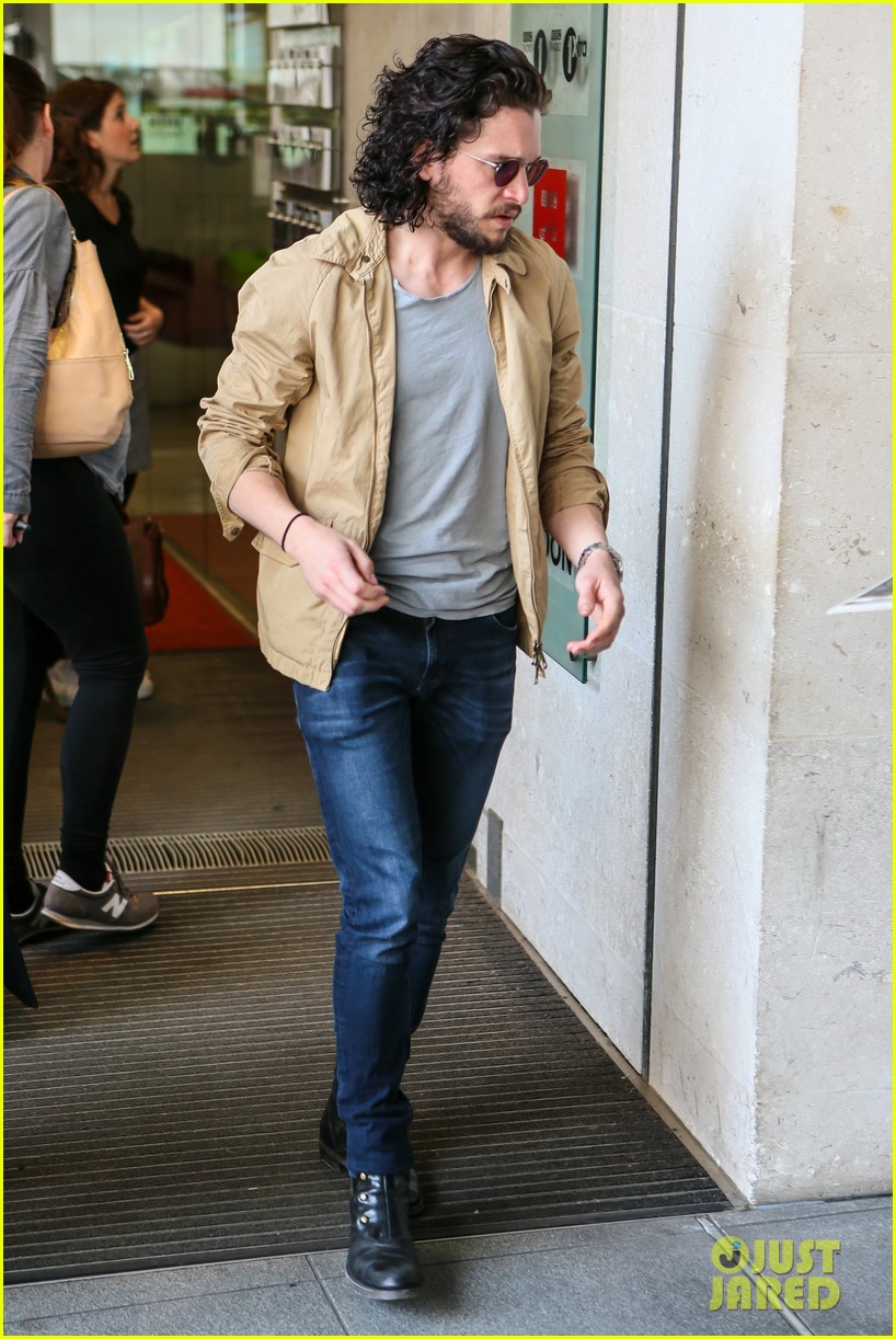 Kit Harington Gets A Phone Call From 'Game of Thrones' Co-Star During ...