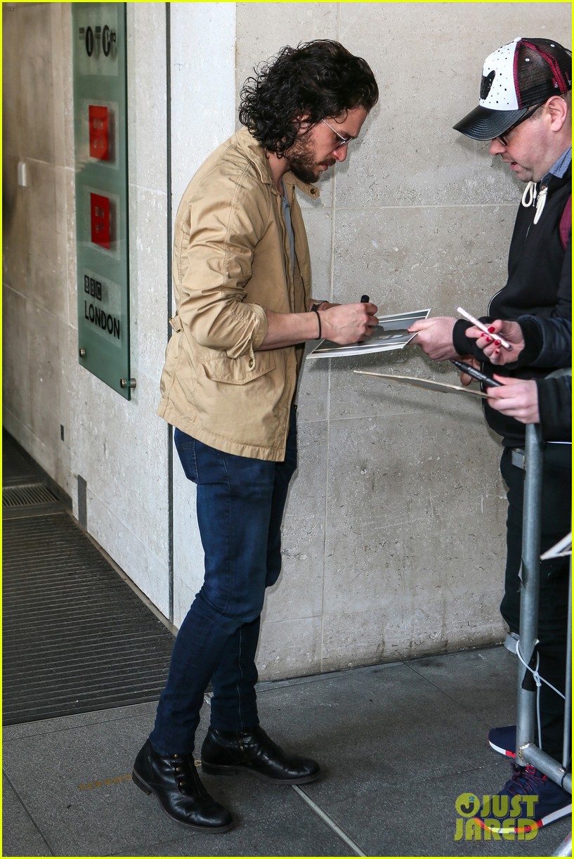 Kit Harington Gets A Phone Call From 'Game of Thrones' Co-Star During ...