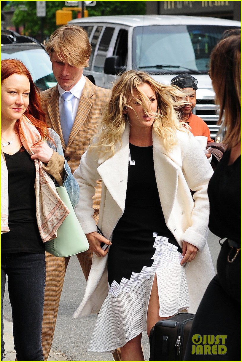 Kaley Cuoco Steps Out After Finalizing Her Divorce: Photo 3651144 ...