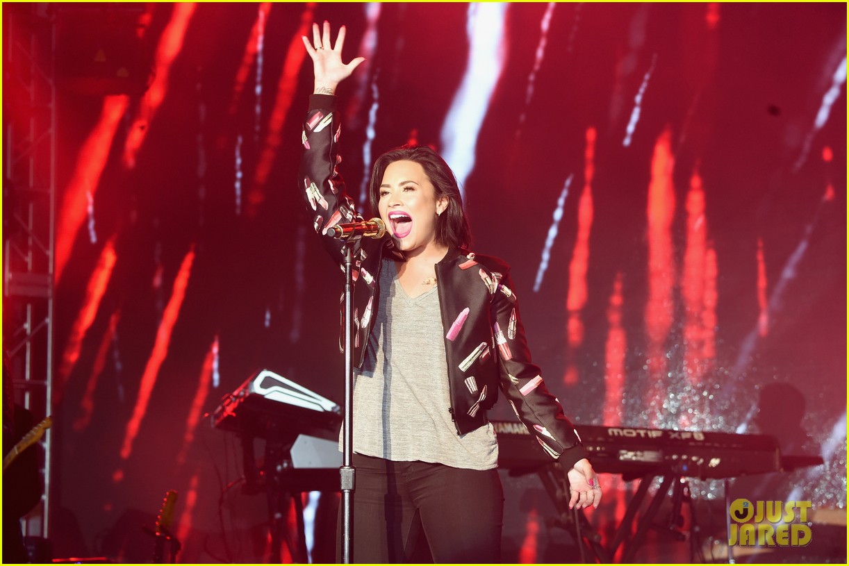 Demi Lovato Delivers Amazing Performance at AOL NewFronts 2016: Photo ...