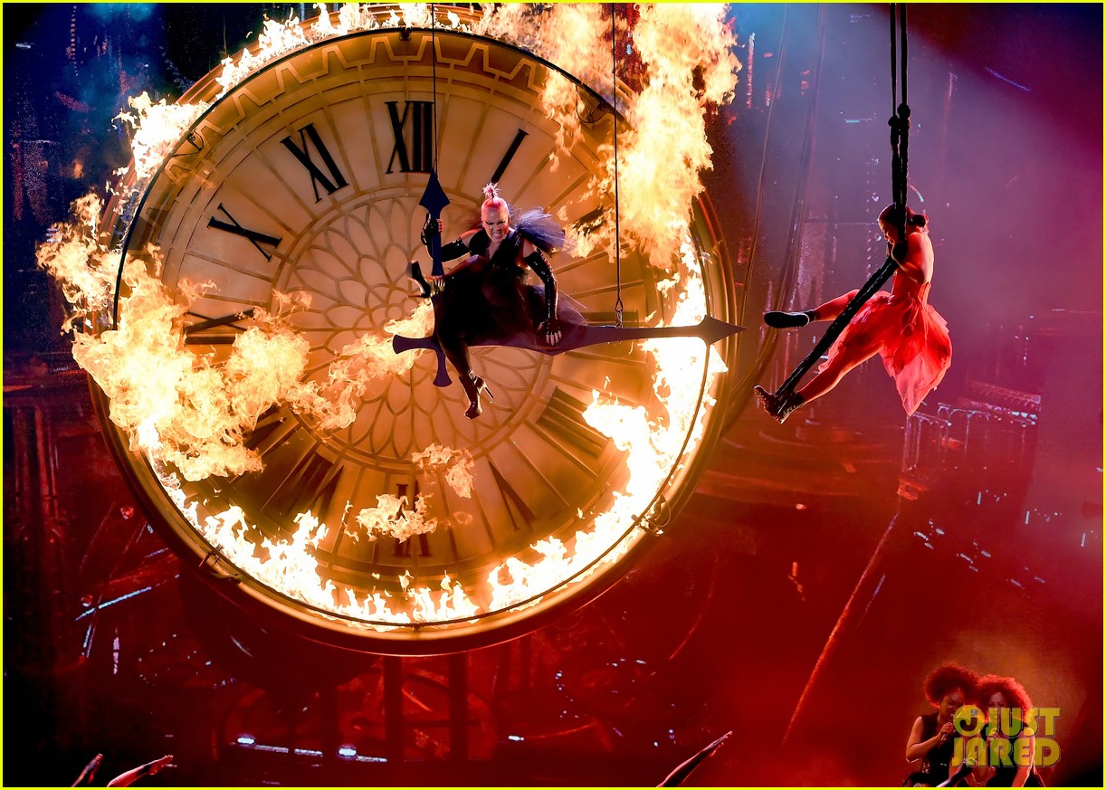 Pink's Billboard Music Awards 2016 Performance Video - Watch Now ...