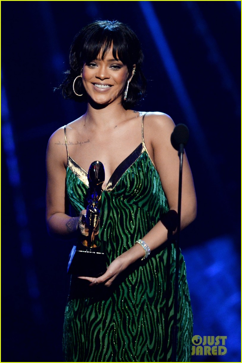 Rihanna Accepts Billboard Chart Achievement Award at BBMAs 2016 - Watch ...