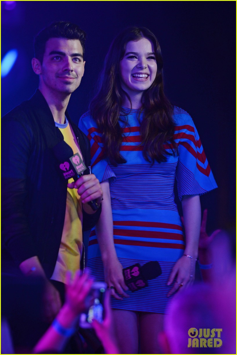 Hailee Steinfeld Sings With DNCE at iHeartRadio Pool Party: Photo ...