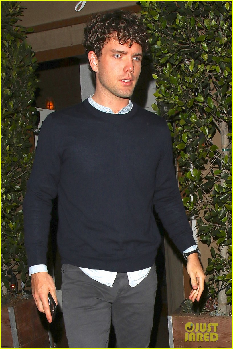 Taylor Swift Shows Off Legs for Days at Dinner with Austin: Photo ...