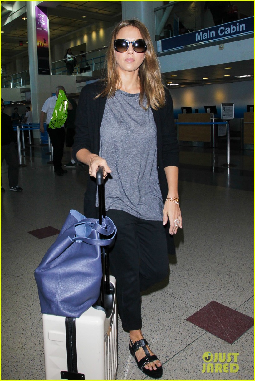 Jessica Alba Flies the Skies After 'InStyle' Dinner: Photo 3686277 ...