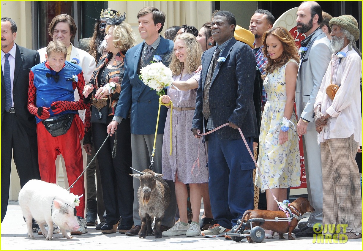 Amanda Seyfried Hangs Out With a Pig for 'The Clapper': Photo 3682776 ...