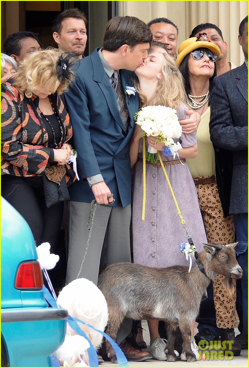 Amanda Seyfried Hangs Out With a Pig for 'The Clapper': Photo 3682782 ...