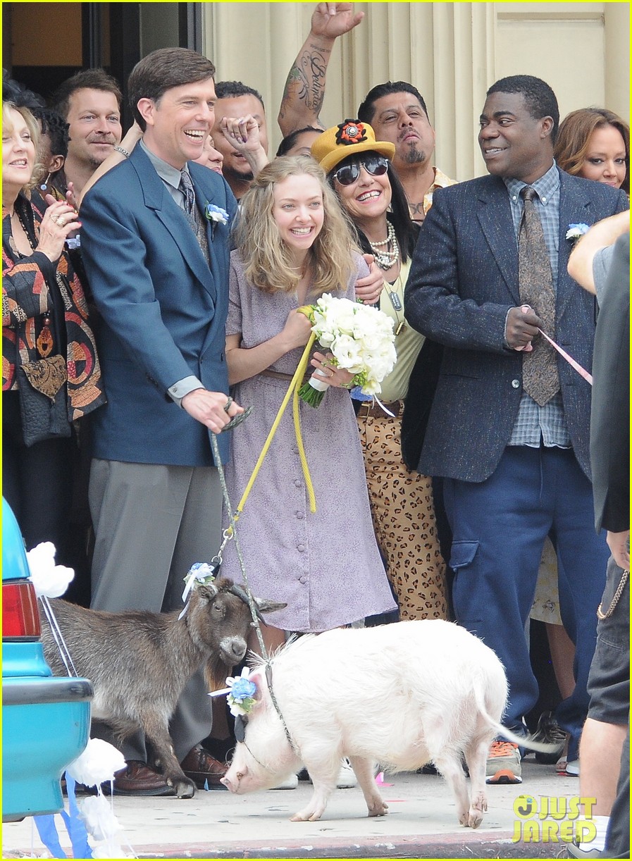 Amanda Seyfried Hangs Out With a Pig for 'The Clapper': Photo 3682787 ...