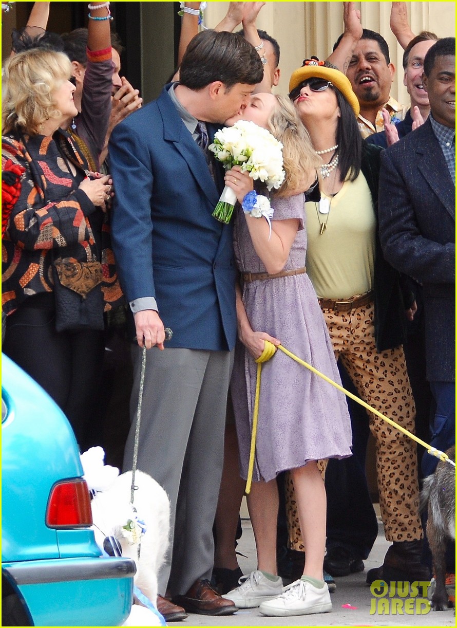 Amanda Seyfried Hangs Out With a Pig for 'The Clapper': Photo 3682792 ...