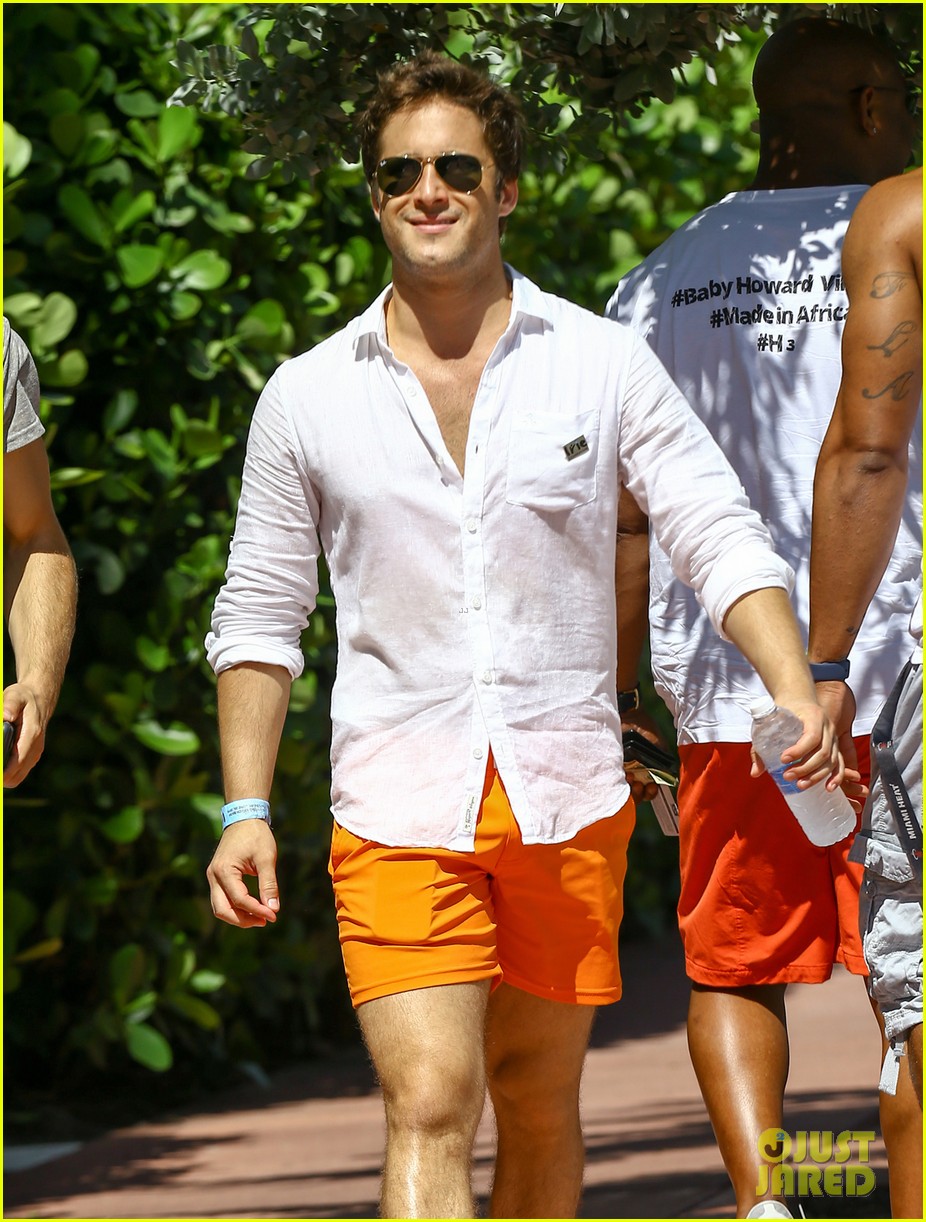 Diego Boneta Shows Off His Buff Chest in Miami!: Photo 3691965 | Diego ...