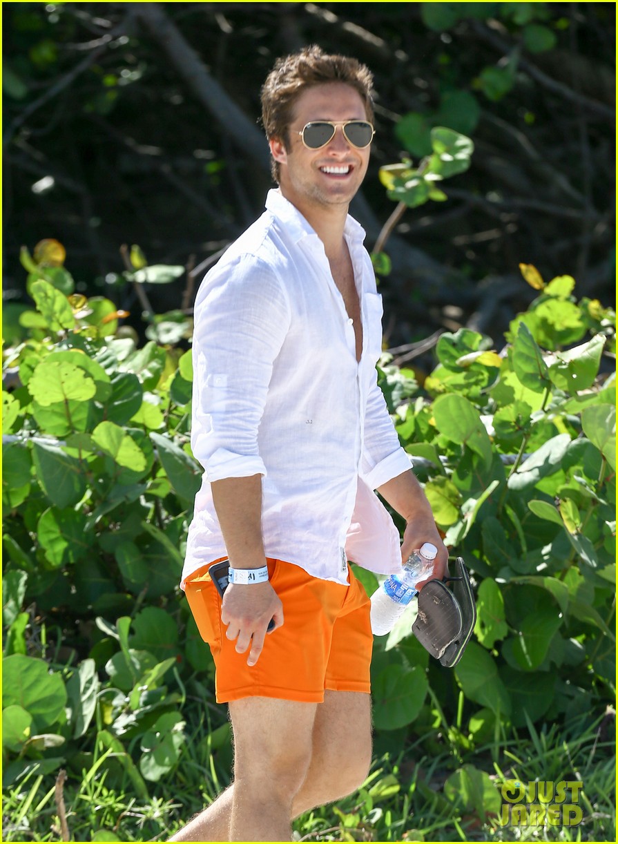 Diego Boneta Shows Off His Buff Chest in Miami!: Photo 3691970 | Diego ...