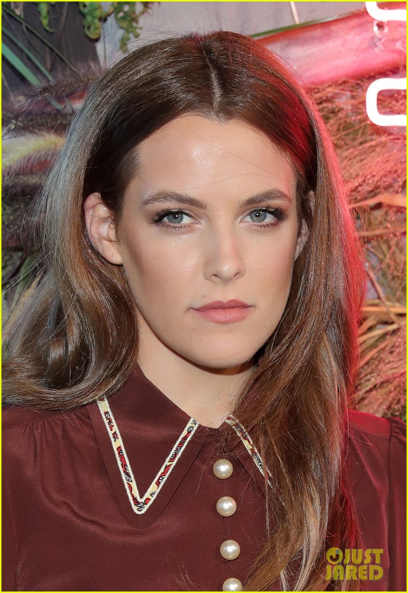 Chloe Moretz & Hailey Baldwin Hang With Coach at High Line: Photo ...