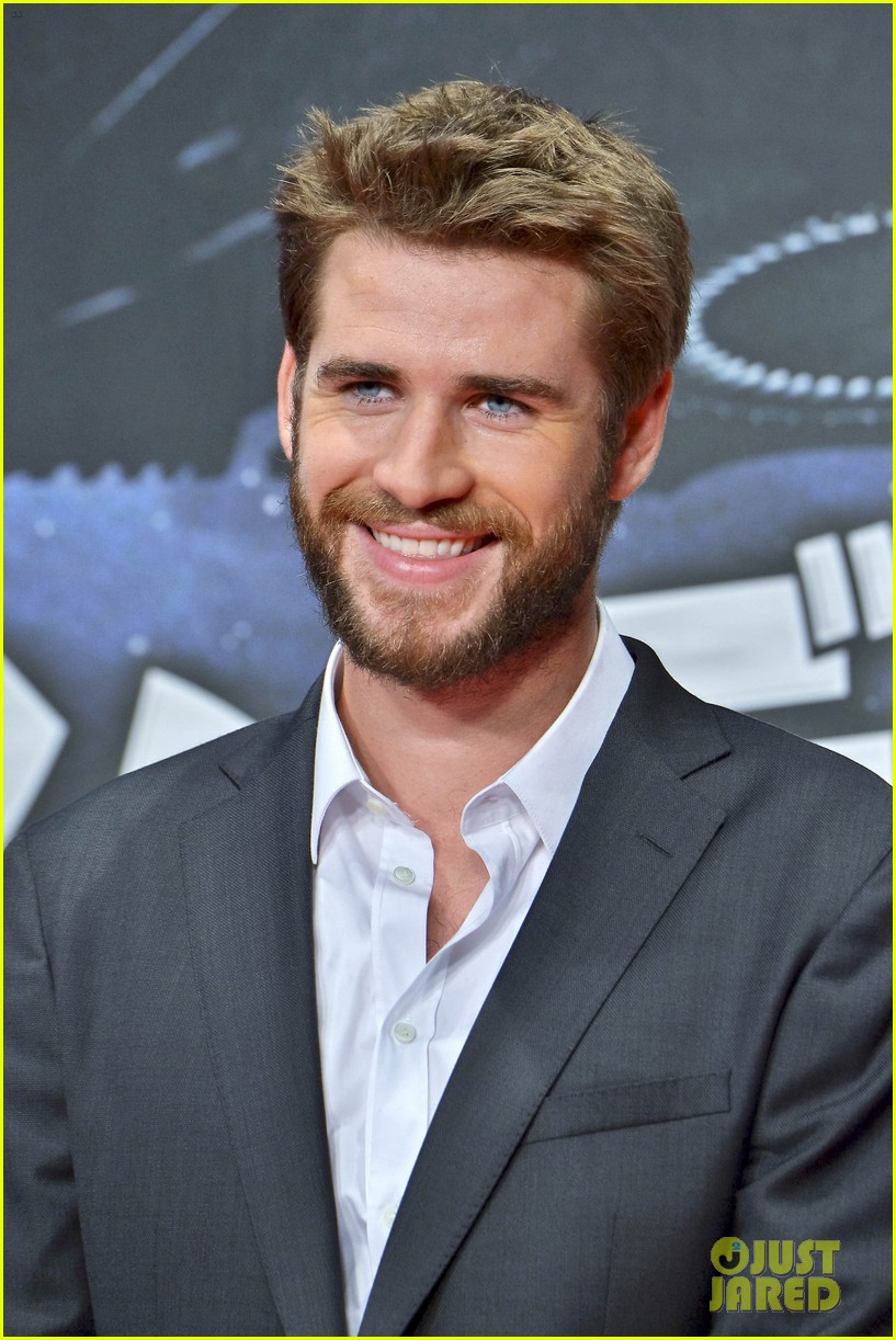Liam Hemsworth & Maika Monroe Premiere 'Independence Day: Resurgence ...