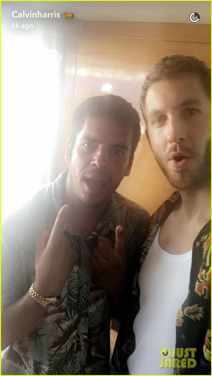 Calvin Harris Is Surrounded By Lots of Ladies in New Snapchat Pic ...