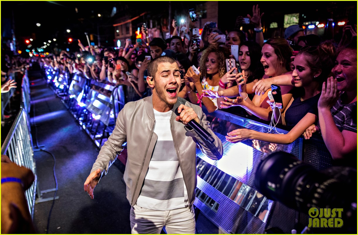 Nick Jonas Performs 'Close' in the Audience at MMVAs 2016! (Video ...