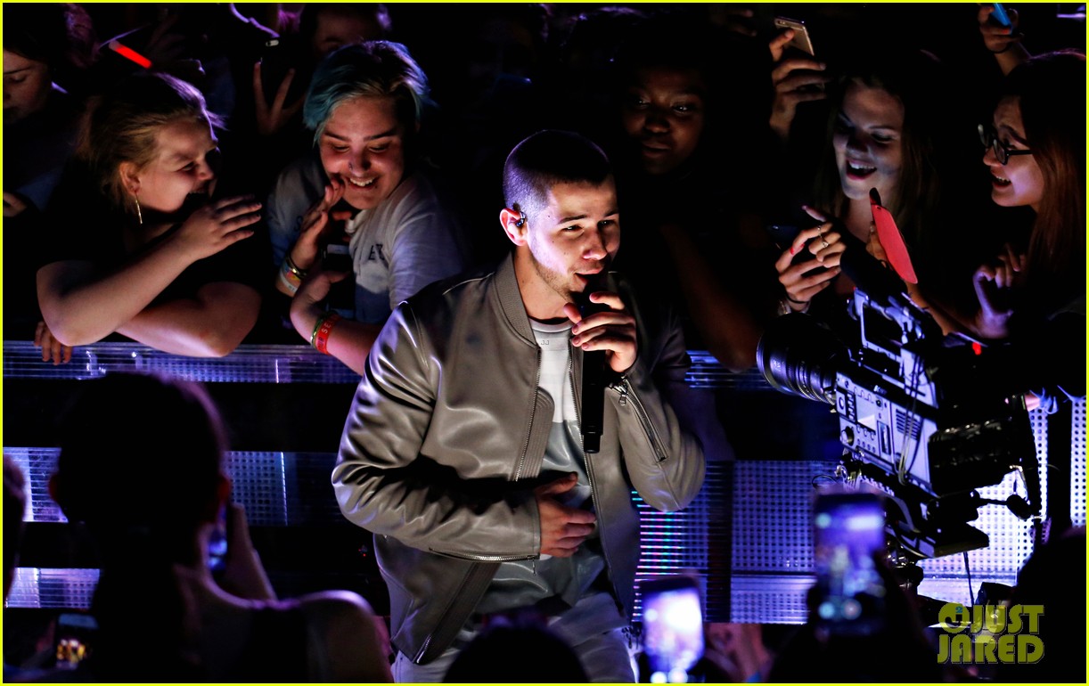 Nick Jonas Performs 'Close' in the Audience at MMVAs 2016! (Video ...