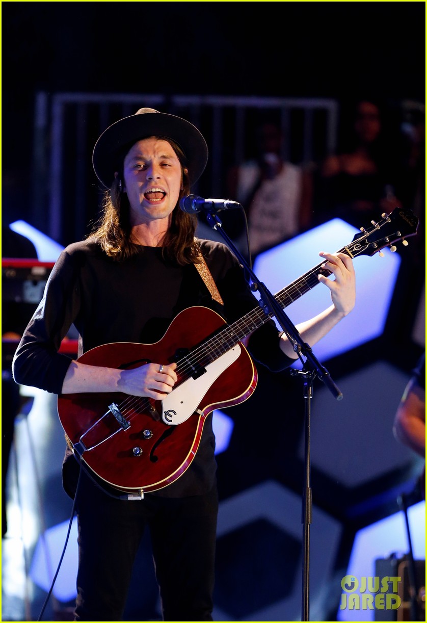 Nick Jonas Performs 'Close' in the Audience at MMVAs 2016! (Video ...