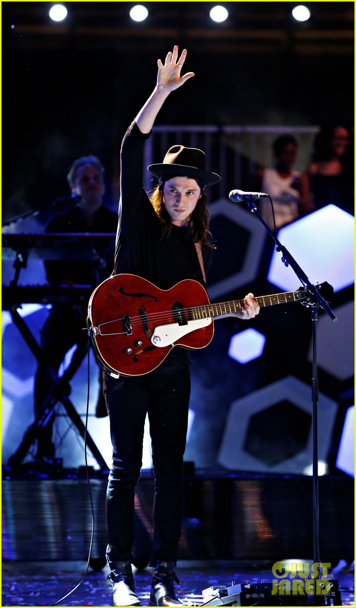 Nick Jonas Performs 'Close' in the Audience at MMVAs 2016! (Video ...