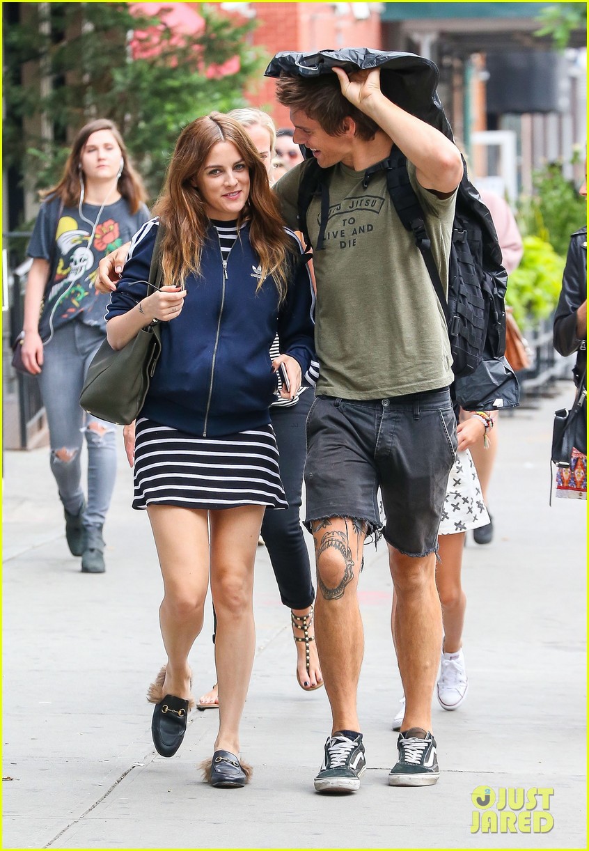 Riley Keough & Hubby Ben Smith-Petersen Cuddle Up in NYC: Photo 3691338 ...