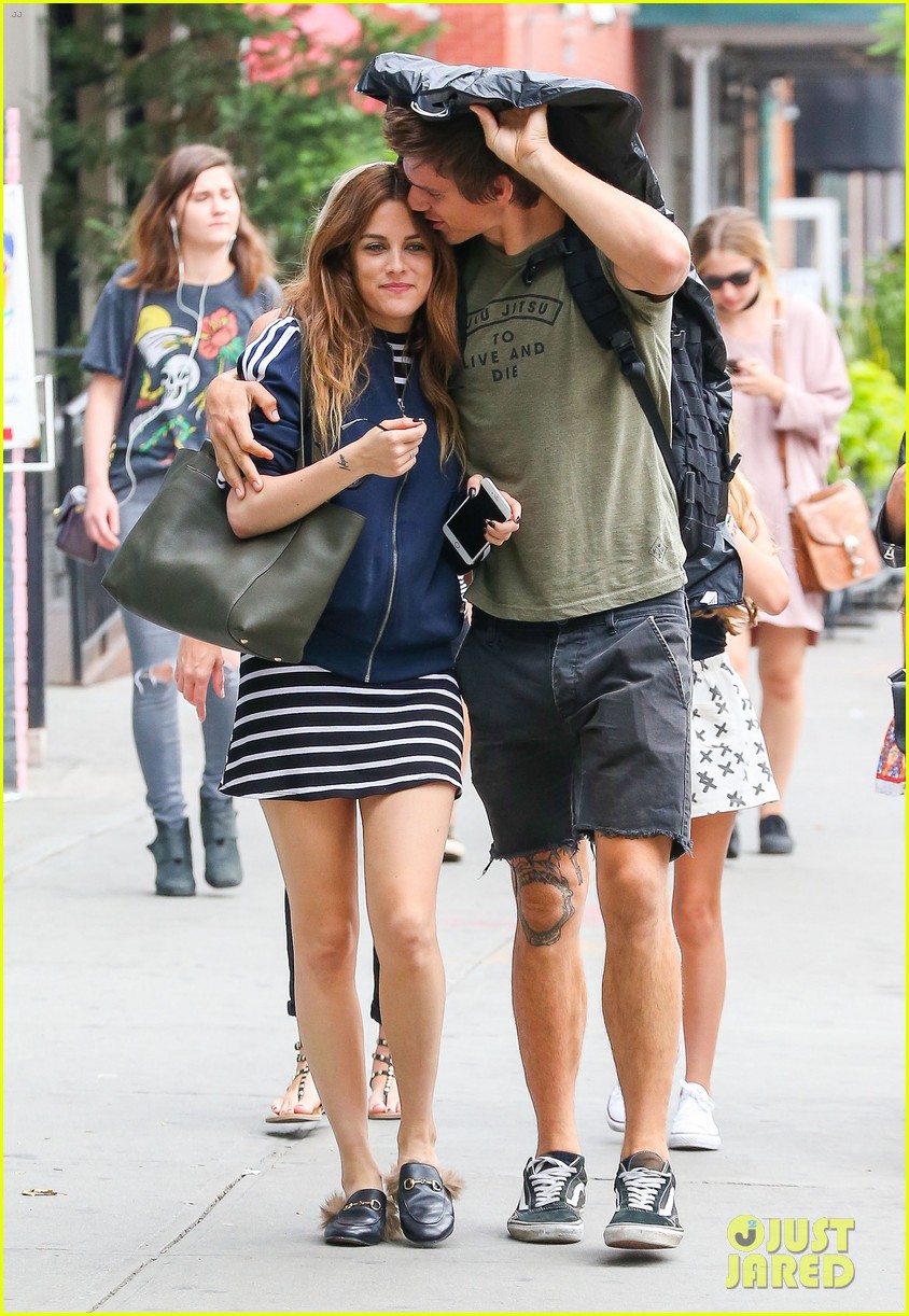 Riley Keough & Hubby Ben Smith-Petersen Cuddle Up in NYC: Photo 3691340 ...