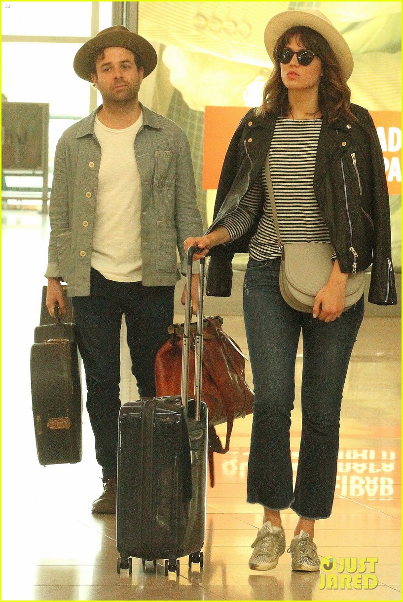 Mandy Moore Flies Home from Vacation with Boyfriend Taylor Goldsmith ...