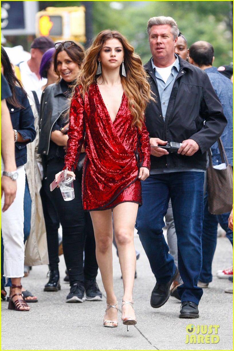 Selena Gomez Jumps Through Fountains with Young Fans: Photo 3673278 ...