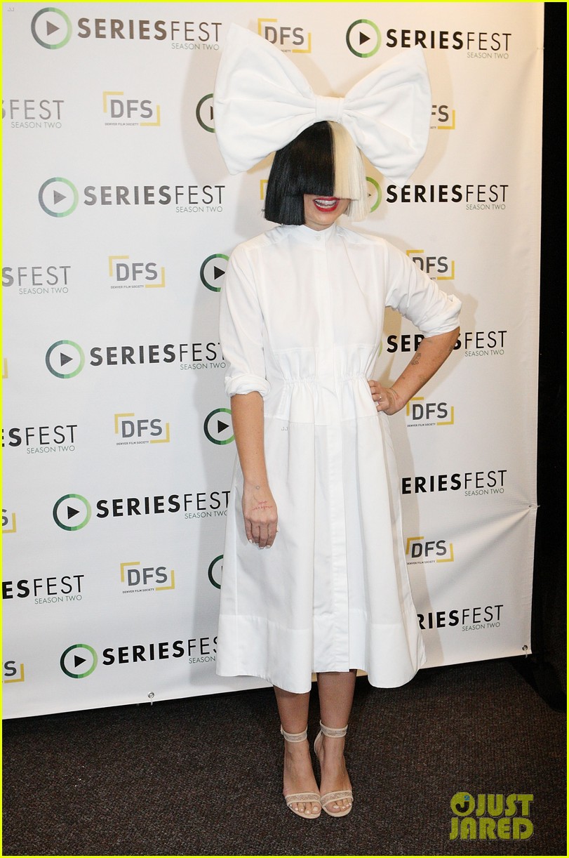 Sia's Face Accidentally Revealed During Concert: Photo 3690077 | Sia ...