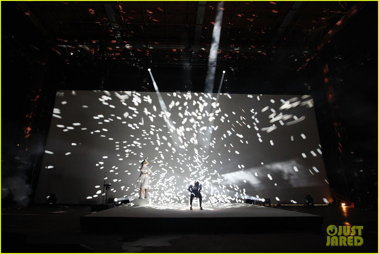 Sia's Face Accidentally Revealed During Concert: Photo 3690087 | Sia ...