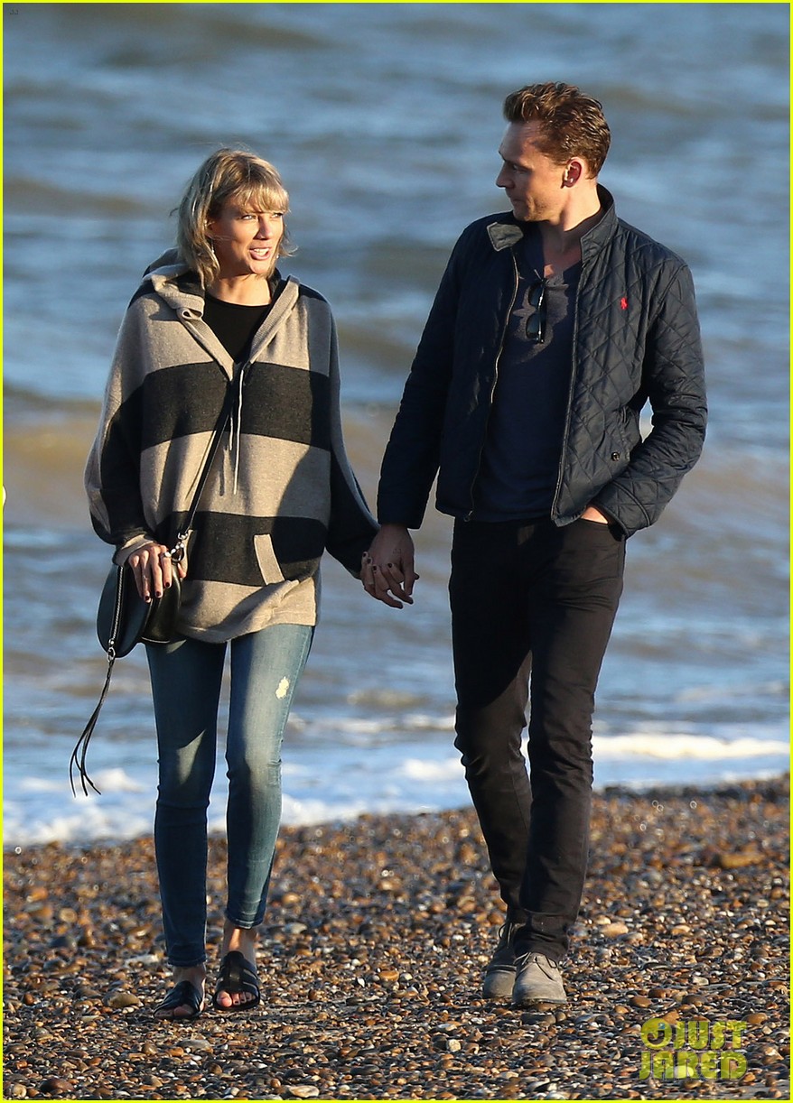 Taylor Swift & Tom Hiddleston Walk the Beach with His Mom!: Photo ...