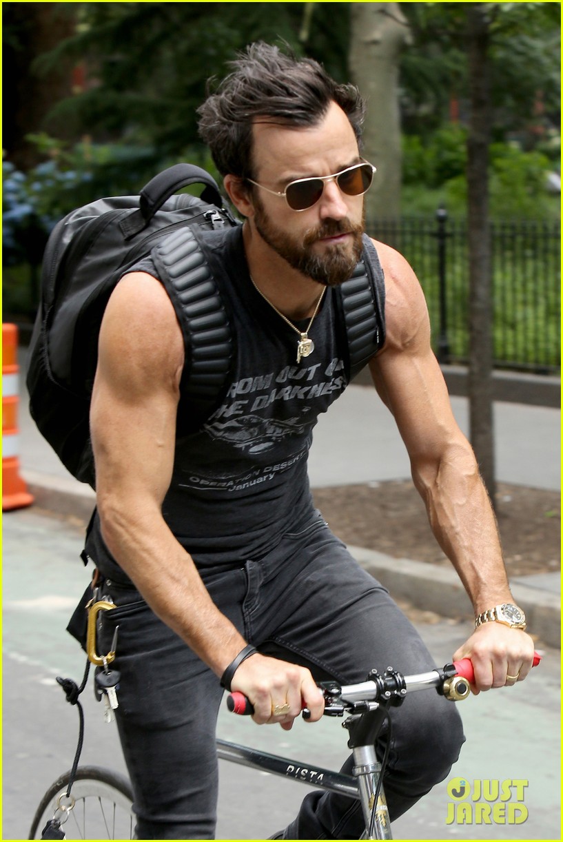 Justin Theroux Continues Baring Muscles in Sleeveless Tank!: Photo ...