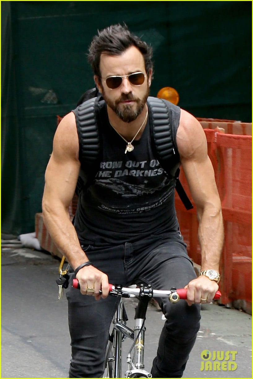 Justin Theroux Continues Baring Muscles in Sleeveless Tank!: Photo ...