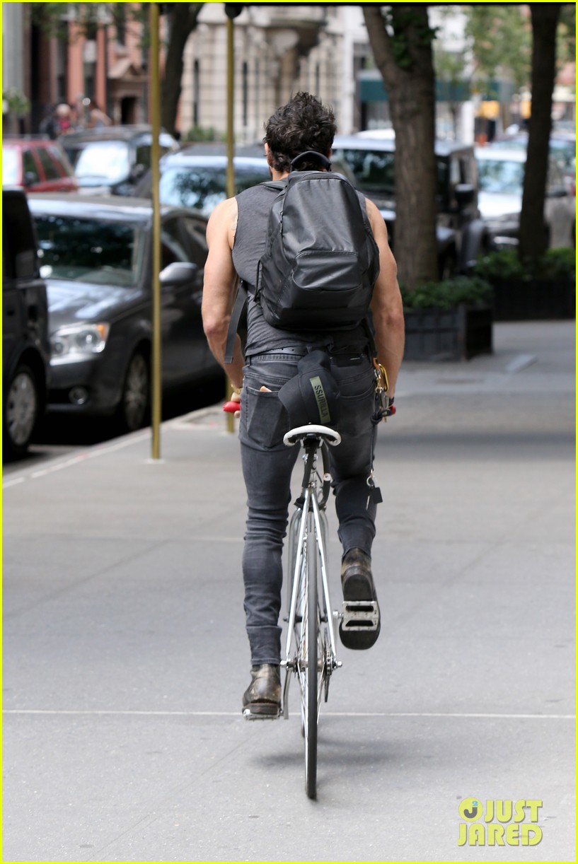 Justin Theroux Continues Baring Muscles in Sleeveless Tank!: Photo ...