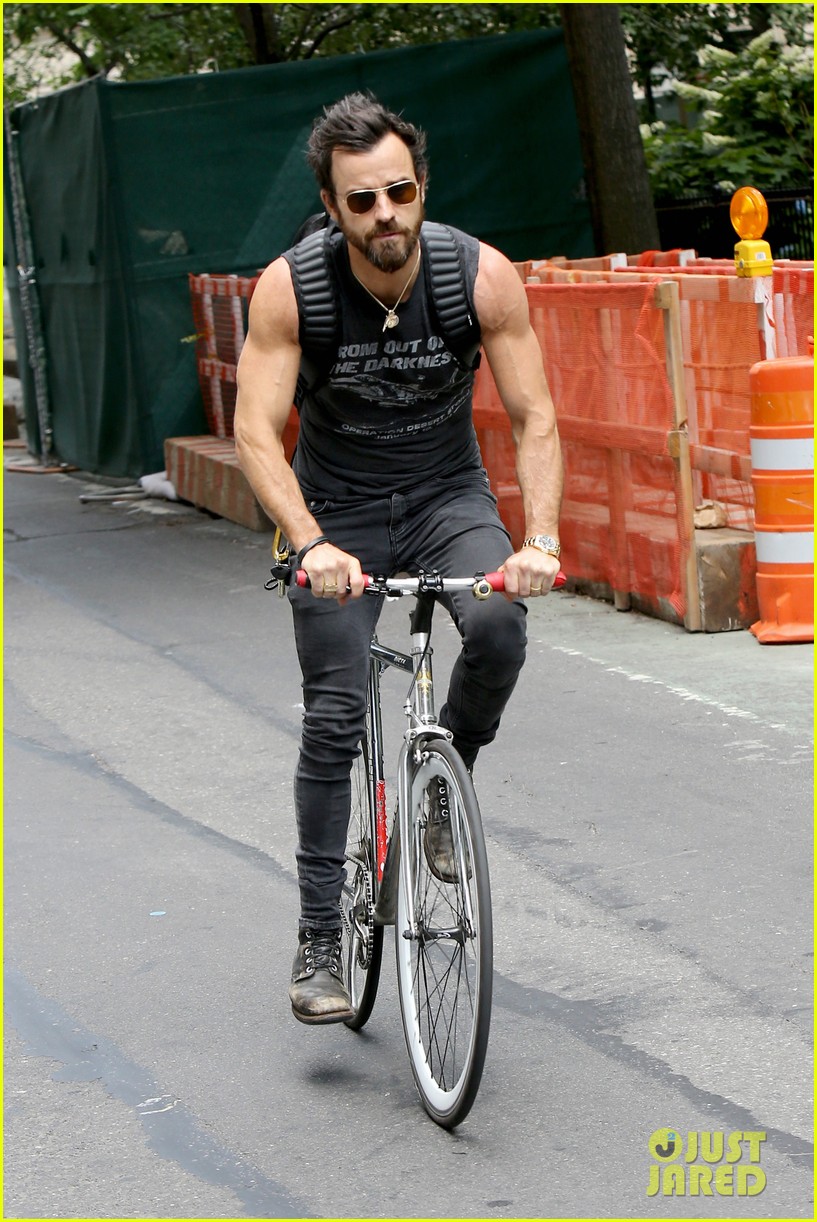 Justin Theroux Continues Baring Muscles in Sleeveless Tank!: Photo ...