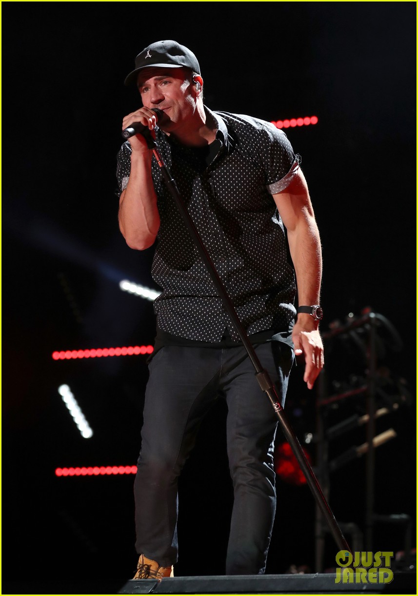 Carrie Underwood & Sam Hunt Rock CMA Music Festival 2016: Photo 3679728 ...