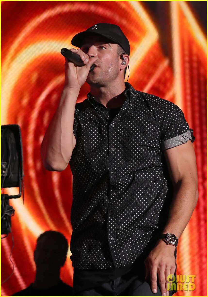 Carrie Underwood & Sam Hunt Rock CMA Music Festival 2016: Photo 3679731 ...