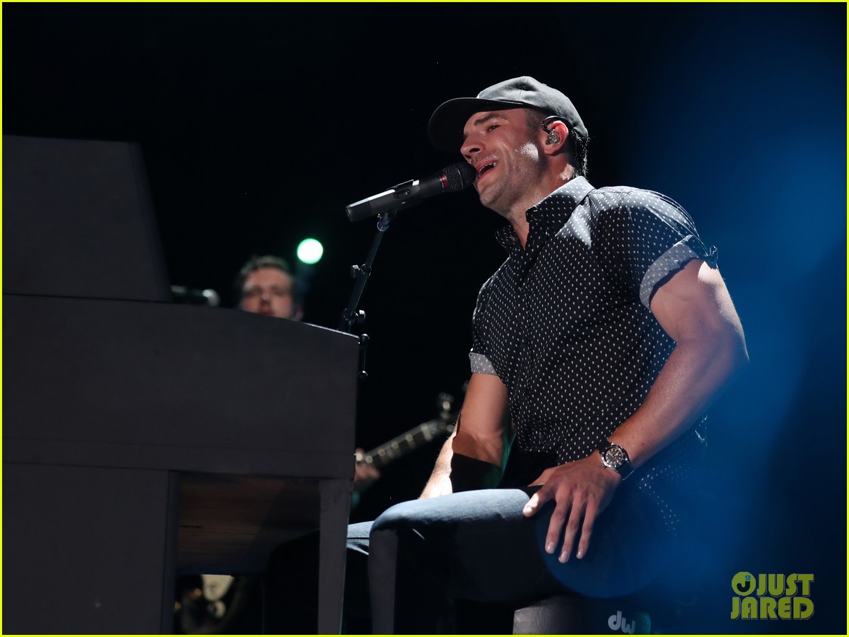 Carrie Underwood & Sam Hunt Rock CMA Music Festival 2016: Photo 3679735 ...