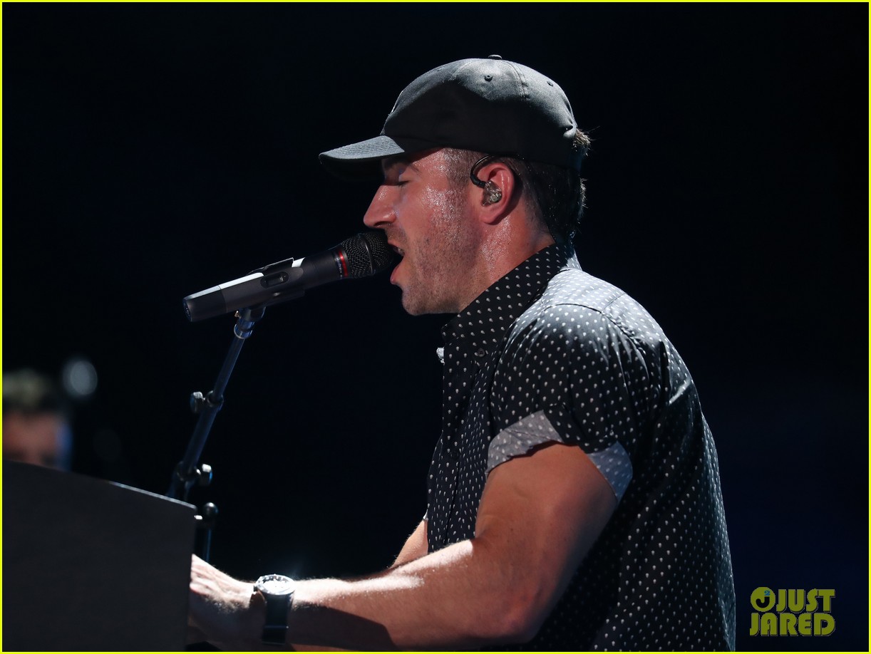 Carrie Underwood & Sam Hunt Rock CMA Music Festival 2016: Photo 3679737 ...
