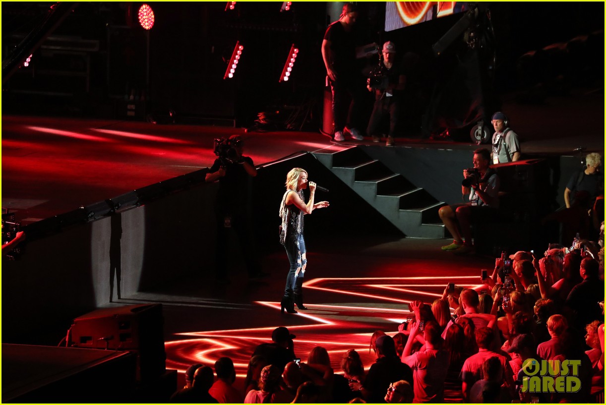 Carrie Underwood & Sam Hunt Rock CMA Music Festival 2016: Photo 3679755 ...