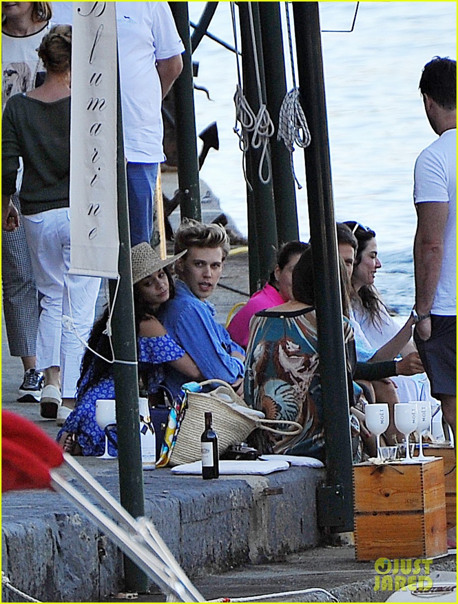 Austin Butler Shows Off Short Haircut on Italian Vacation With Vanessa ...