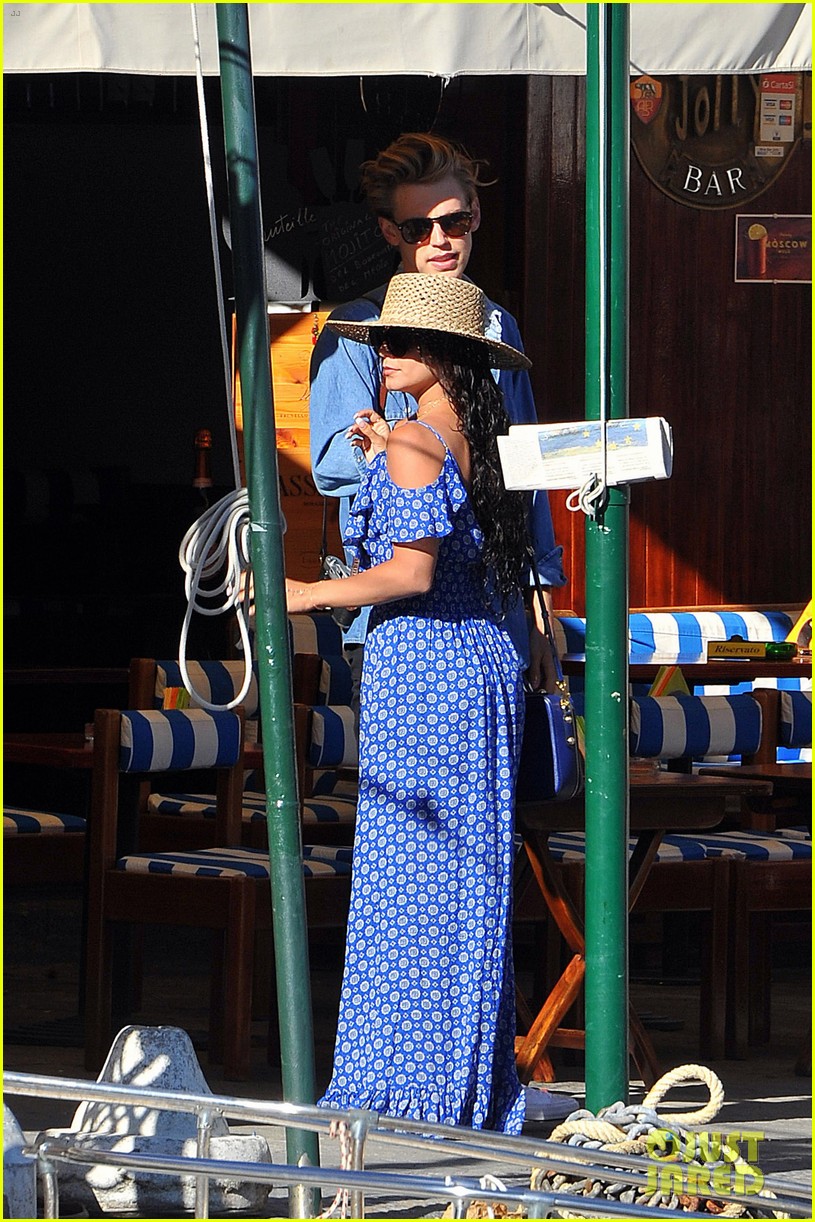 Austin Butler Shows Off Short Haircut on Italian Vacation With Vanessa ...