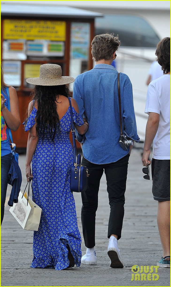 Austin Butler Shows Off Short Haircut on Italian Vacation With Vanessa ...