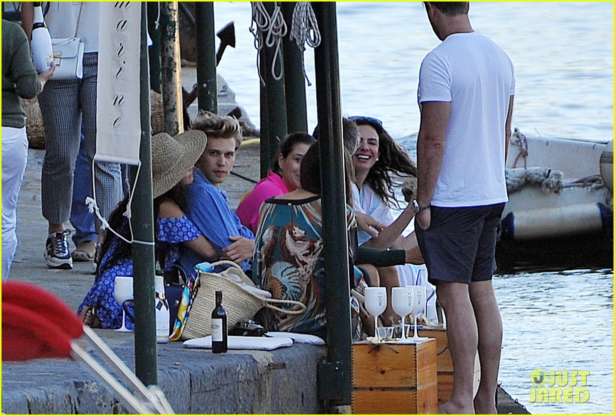 Austin Butler Shows Off Short Haircut on Italian Vacation With Vanessa ...
