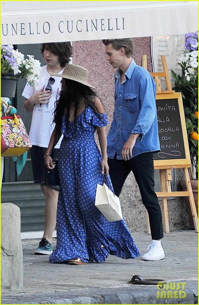 Austin Butler Shows Off Short Haircut on Italian Vacation With Vanessa ...